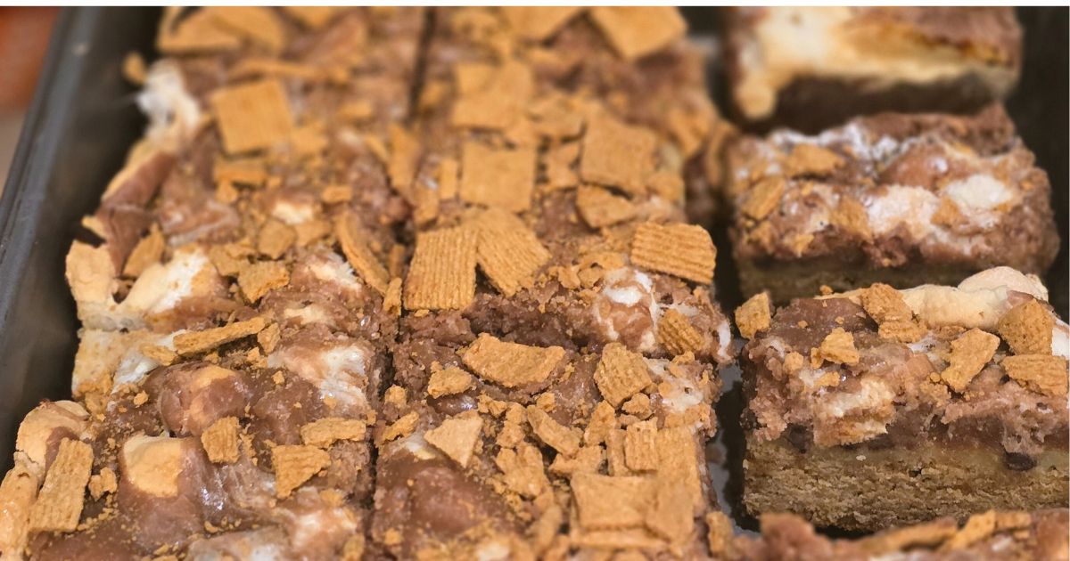 GOOEY S'MORES BAR RECIPE: EASY SUMMER CAMPING DESSERT - The Wandering ...